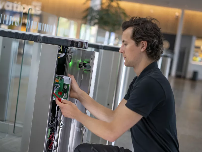 Network door controllers | Axis Communications