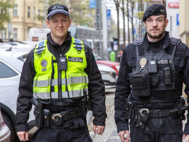 Prague police officers use wearable cameras | Axis Communications