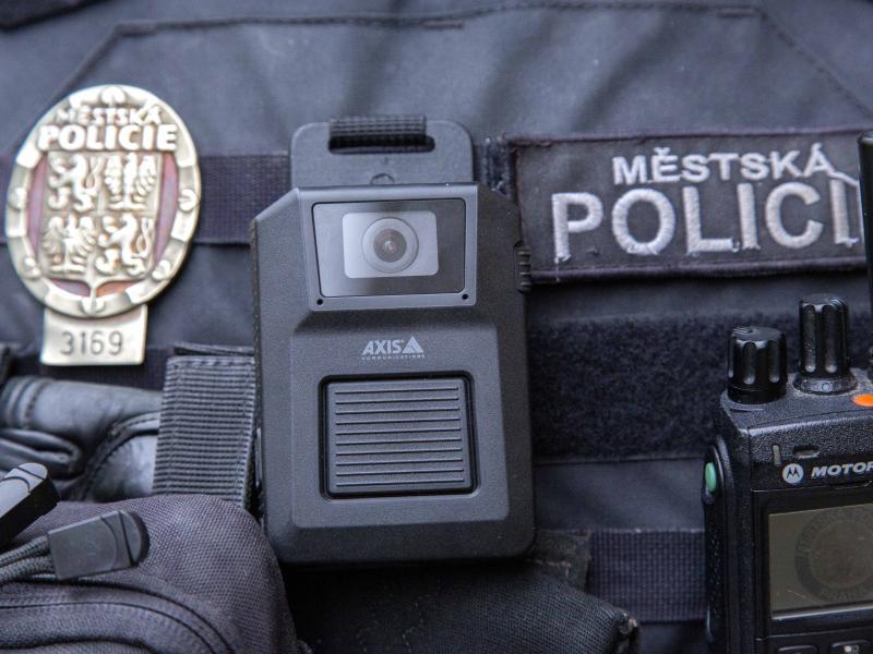 Prague police officers use wearable cameras | Axis Communications